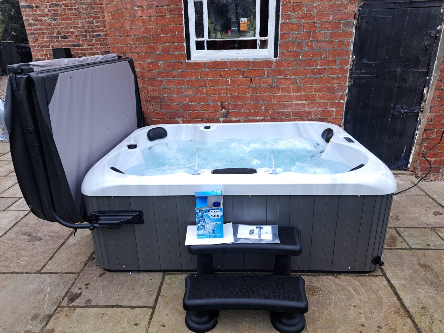 Tranquil Tide 4 Person 1 Lounger Hot Tub - Wild Water Spas