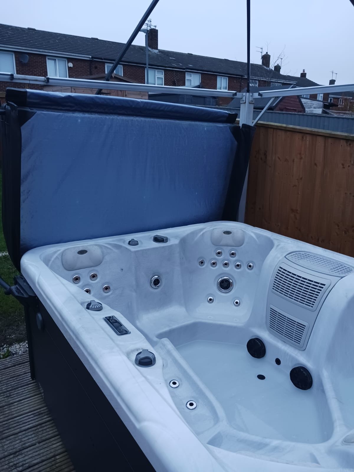 Typhoon Pro (White) 5 Person 4 Seater 1 Lounger Hot Tub - Wild Water Spas