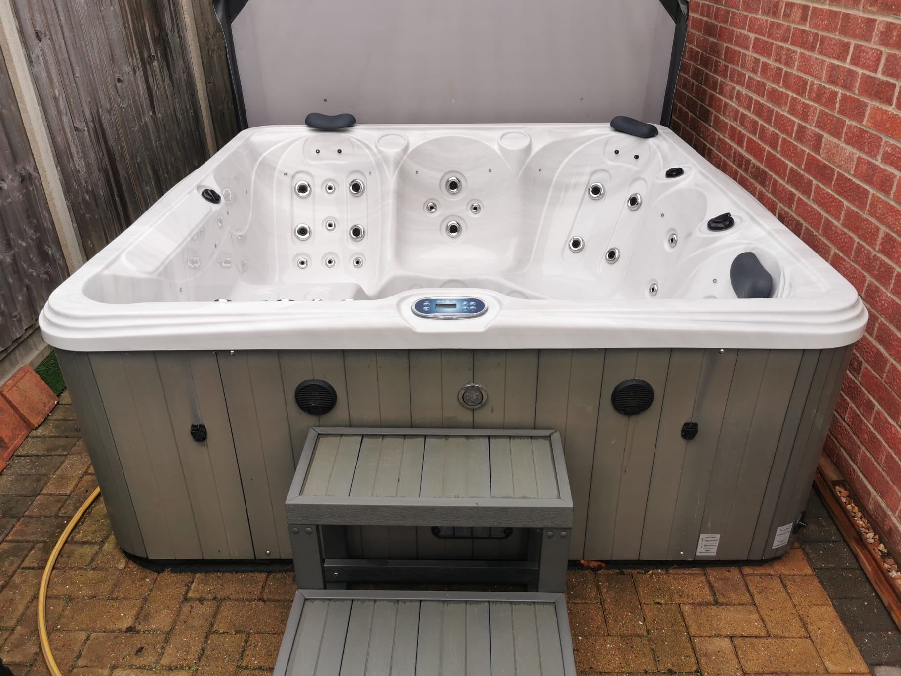 Atlantis 5 Person 3 Seater 2 Lounger Hot Tub - Wild Water Spas