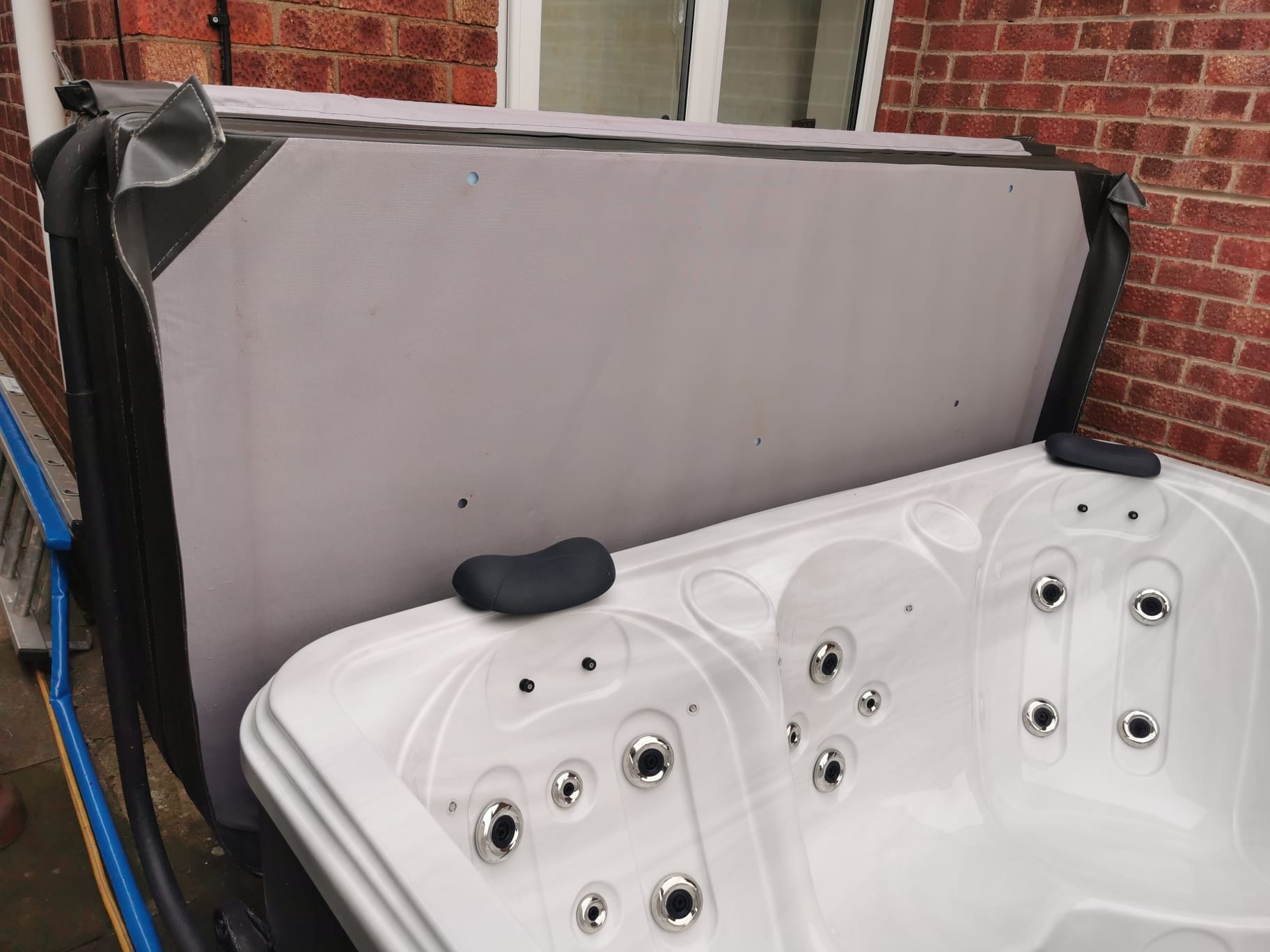 Atlantis 5 Person 3 Seater 2 Lounger Hot Tub - Wild Water Spas