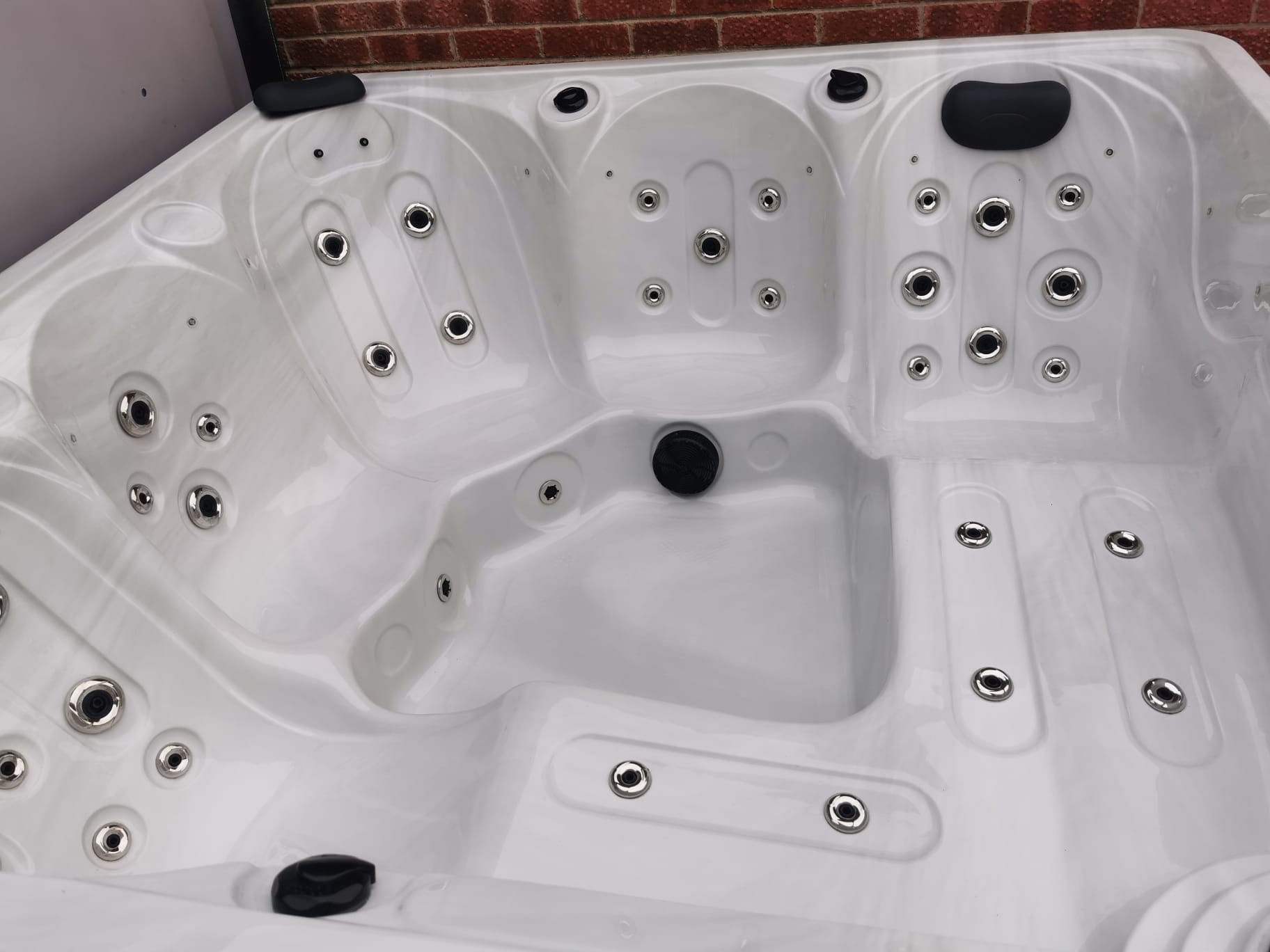 Atlantis 5 Person 3 Seater 2 Lounger Hot Tub - Wild Water Spas
