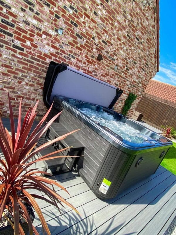 Platinum Spas Refresh 5 Person 4 Seater 1 Lounger Hot Tub - Wild Water Spas