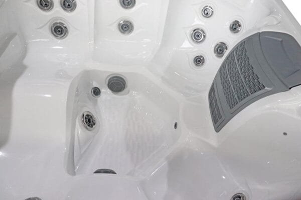 Luxe Lounge 6 person 5 seater 1 lounger Hot Tub - Wild Water Spas